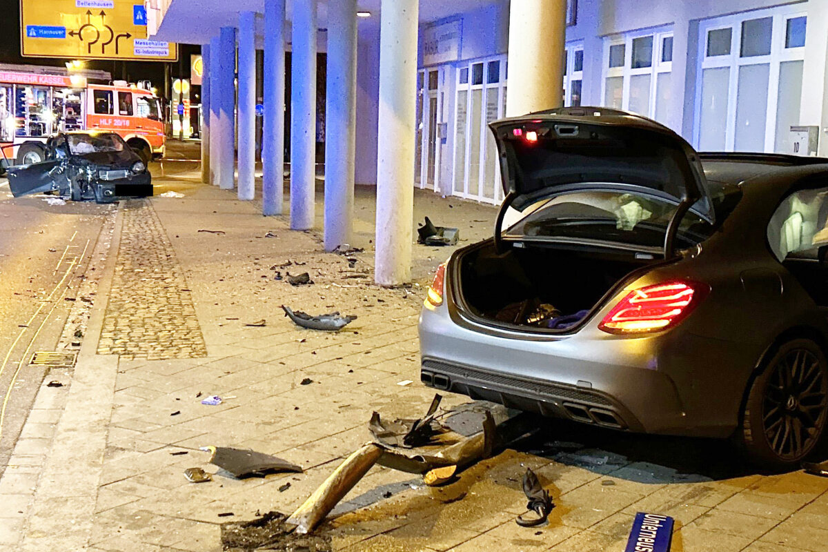 Schrecklicher Unfall in Kassel: Mercedes PS-Monster rast über Rot und ...