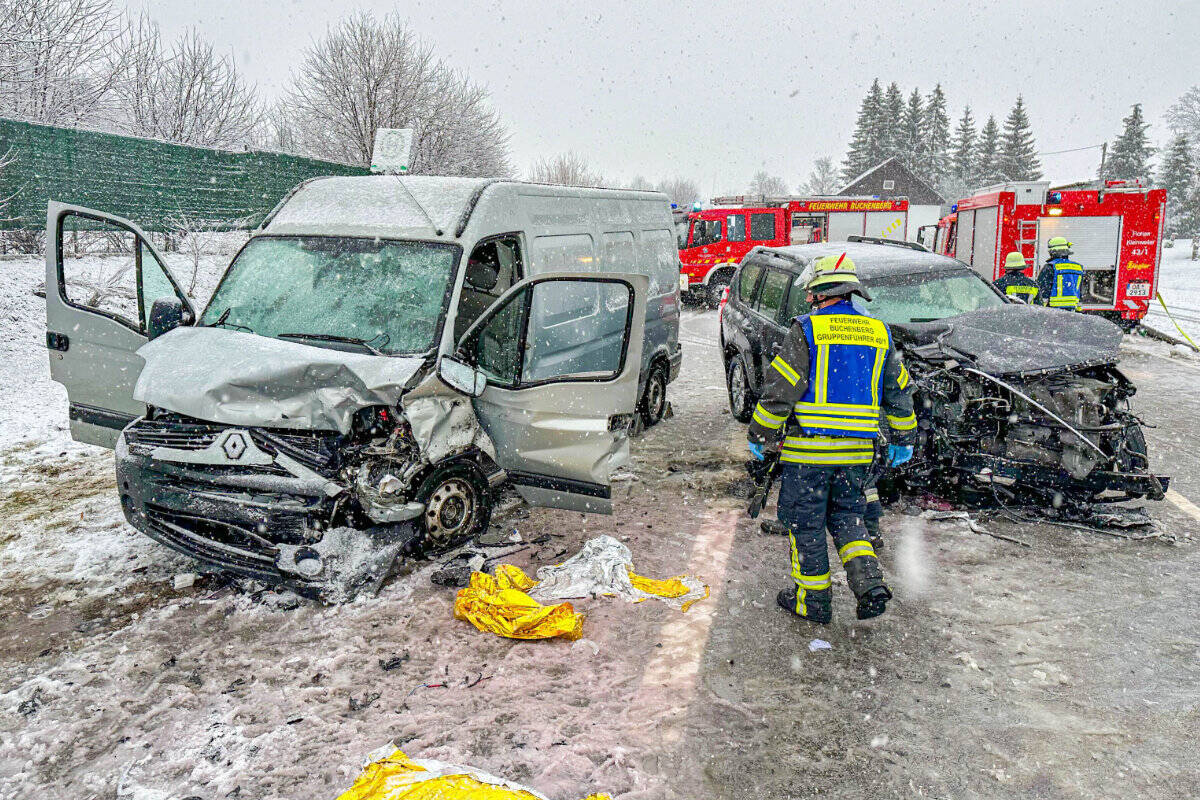 Unfall bei Kleinweiler: Auto prallt schneeglatter Fahrbahn frontal in Transporter