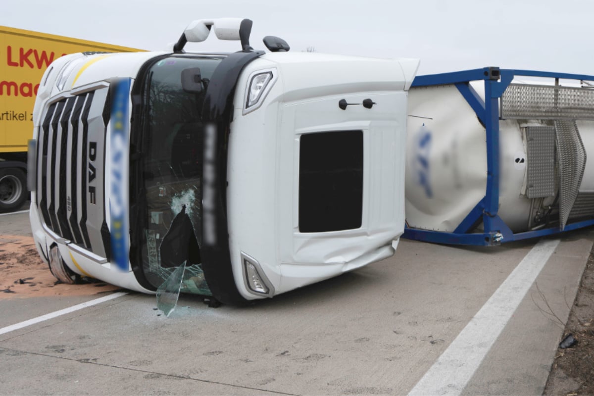Bier-Laster kippt auf A9 bei Coswig (Anhalt) um: Fahrer schwer verletzt ...