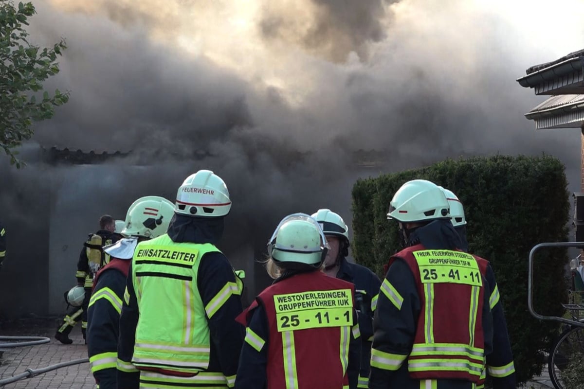 Wohnhaus in Ostfriesland steht plötzlich in Flammen! Vater rettet ... Wohnhaus in Ostfriesland steht plötzlich in Flammen! Vater rettet ...
