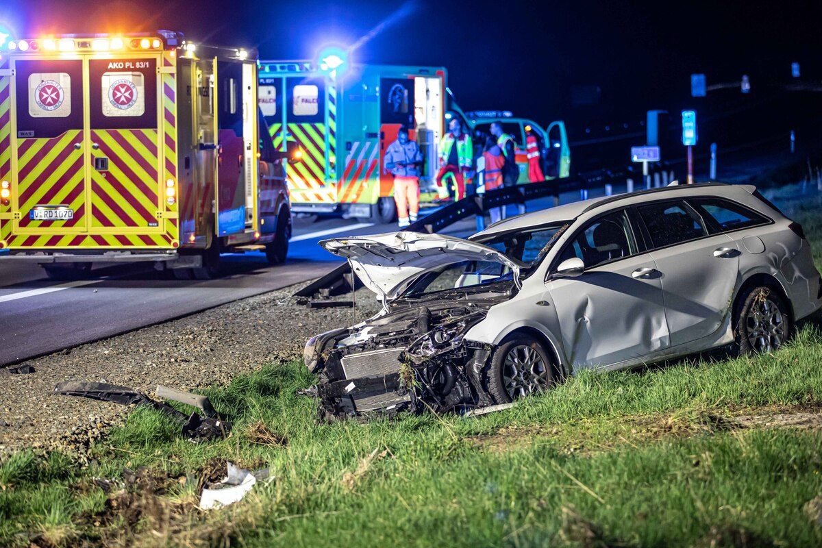 Unfall A72: Sekundenschlaf - Kia-Fahrer kracht auf A72 in Schild und ...