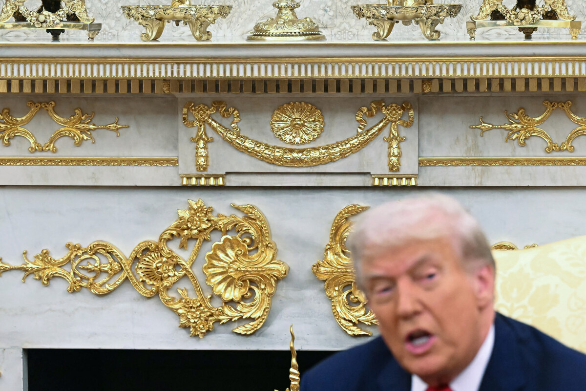 Trump shows off gold bling and boasts of "Best Oval Office ever"