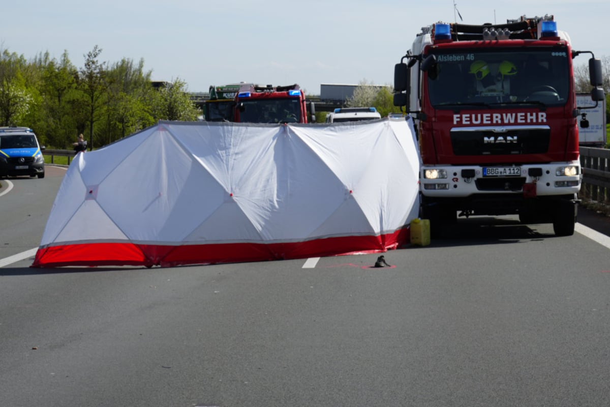 Tödlicher Unfall auf der A14 - Lkw erfasst Fußgänger!