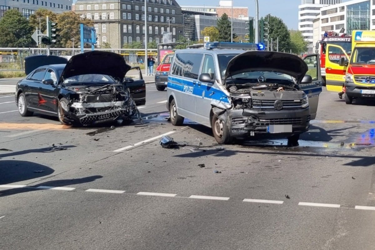 Heftiger Polizeiauto-Unfall in Chemnitz: Zwei verletzte Polizisten und 45.000 Euro Schaden