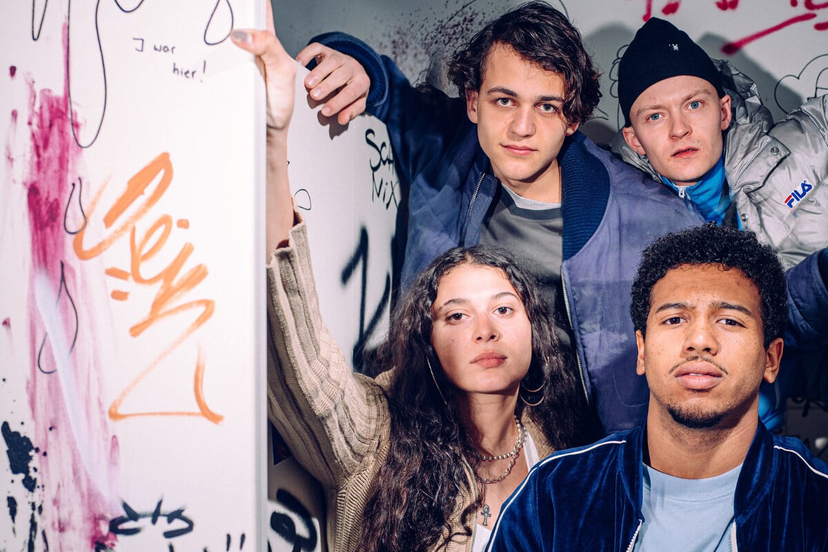 Testo und Botox auf dem Schulklo: Neue Serie "KEKs" voller "Dummköpfe ...