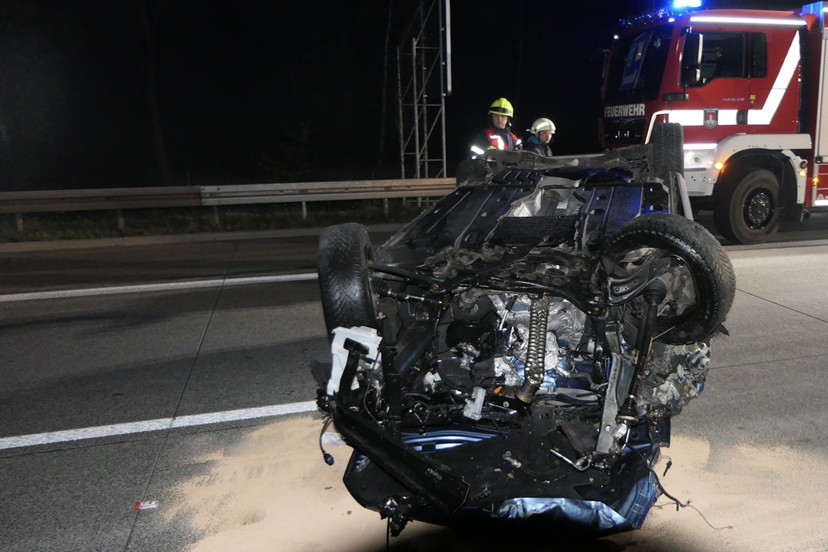 Schwerer Crash auf A14 bei Klinga: VW überschlägt sich, Motor wird auf Gegenfahrbahn geschleudert!