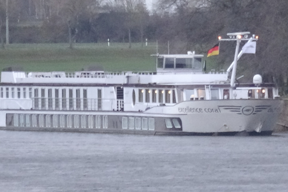 Großeinsatz auf der Elbe: Brand auf Kreuzfahrtschiff!