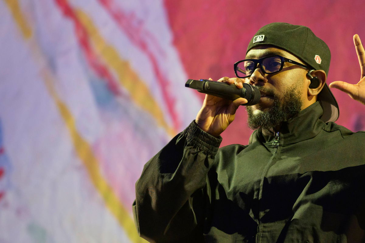 Kendrick Lamar surprises fans with unannounced album drop!