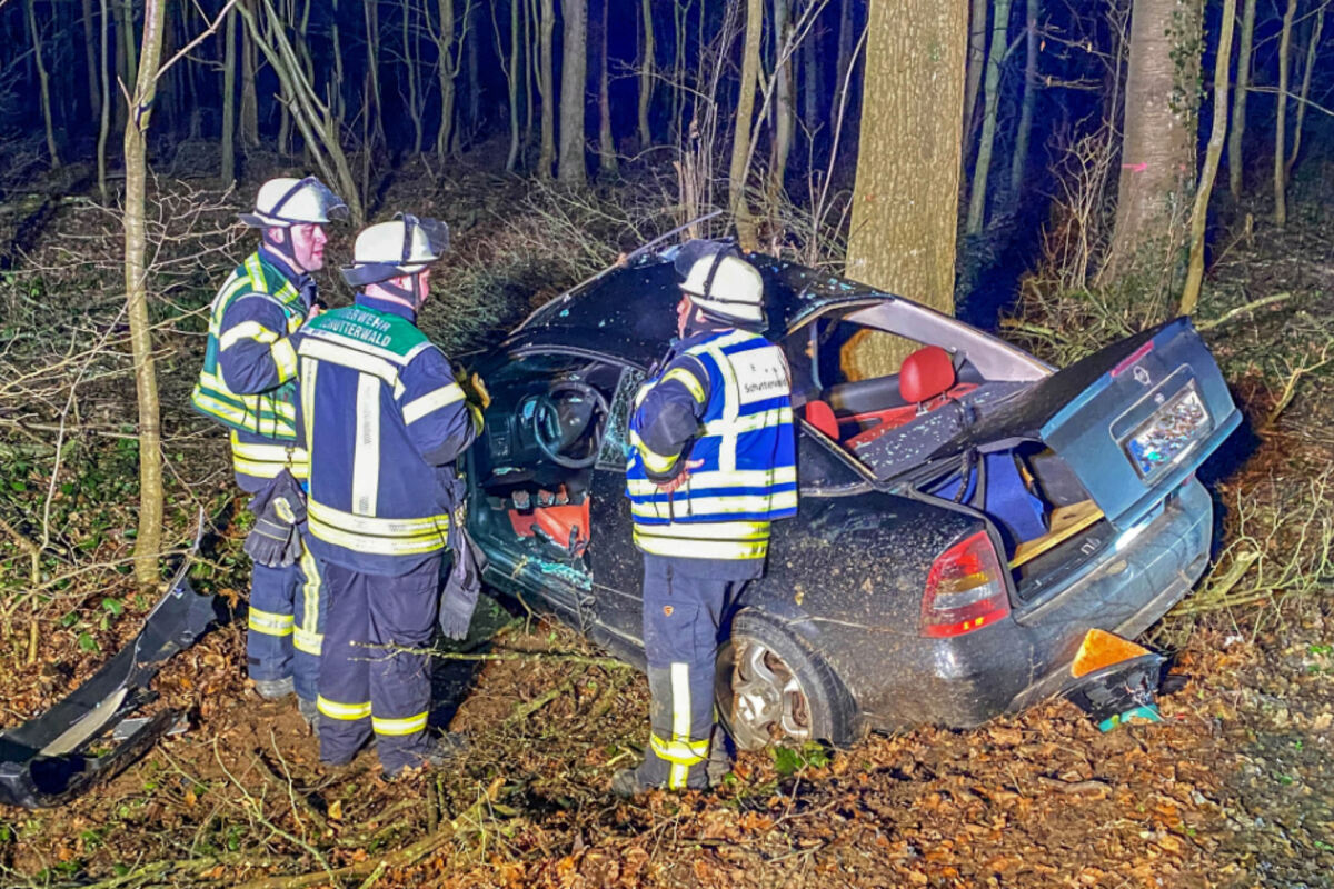 Unfall Schutterwald - Opel prallt gegen Baum: 16-jährige Beifahrerin schwer verletzt