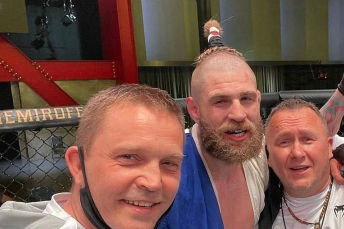 UFC: Fight Night featured a rare spinning elbow and brutal kick for ...