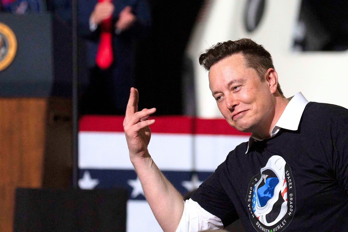Elon Musk shoots down report that SpaceX is frontrunner to build Trump ...