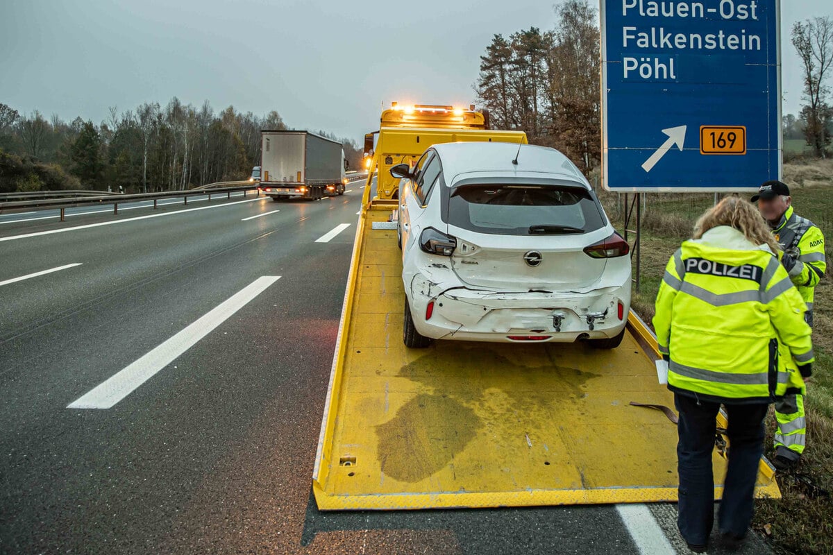 Unfall A72: Vollsperrung auf der A72 - Opel kollidiert erst mit Laster, dann mit Schutzplanke