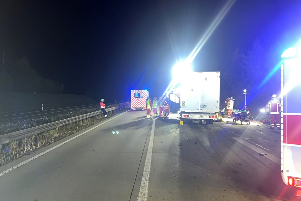 Unfall auf A71: Lkw kracht in Kleintransporter! Autobahn bei Erfurt ...
