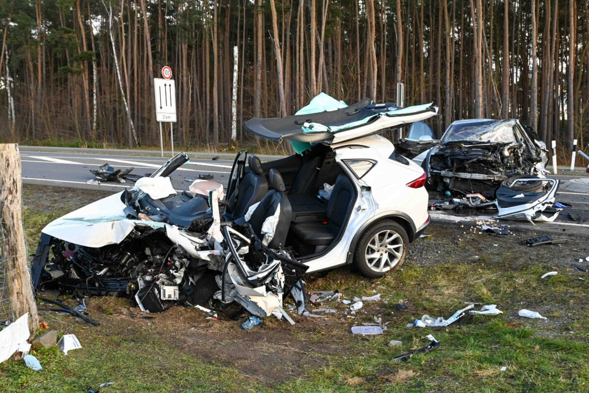 Heftiger Frontalcrash auf der B87: Fünf Verletzte, Hubschrauber im Einsatz