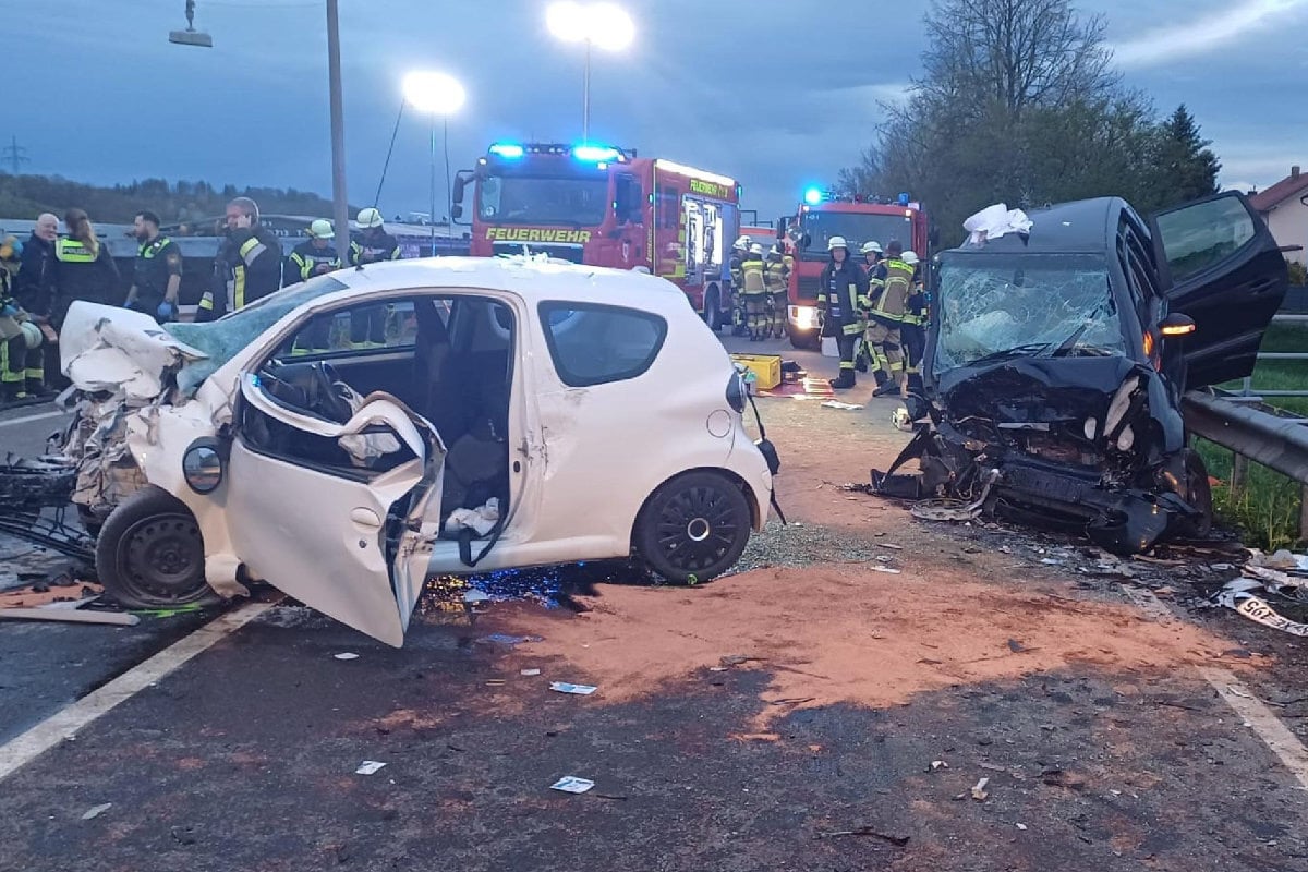 Crash in Passau: Drei Schwerverletzte nach Frontal-Unfall auf der B8