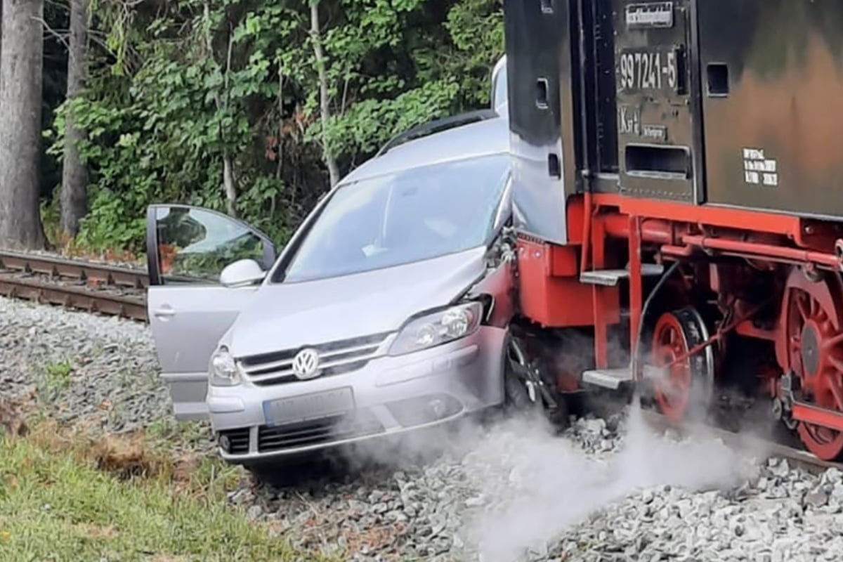 Auto von Dampflok erfasst: Mindestens zwei Verletzte