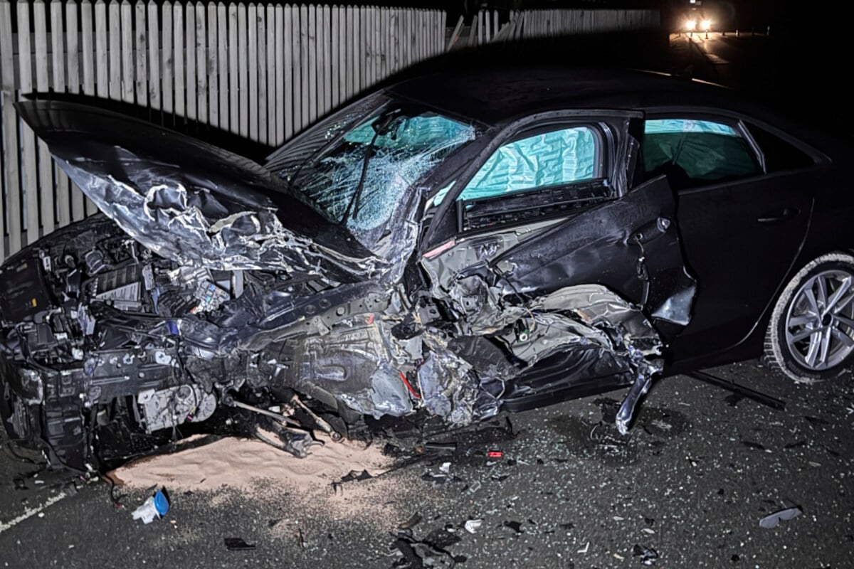 Heftiger Unfall im Vogtland: Autos krachen frontal ineinander