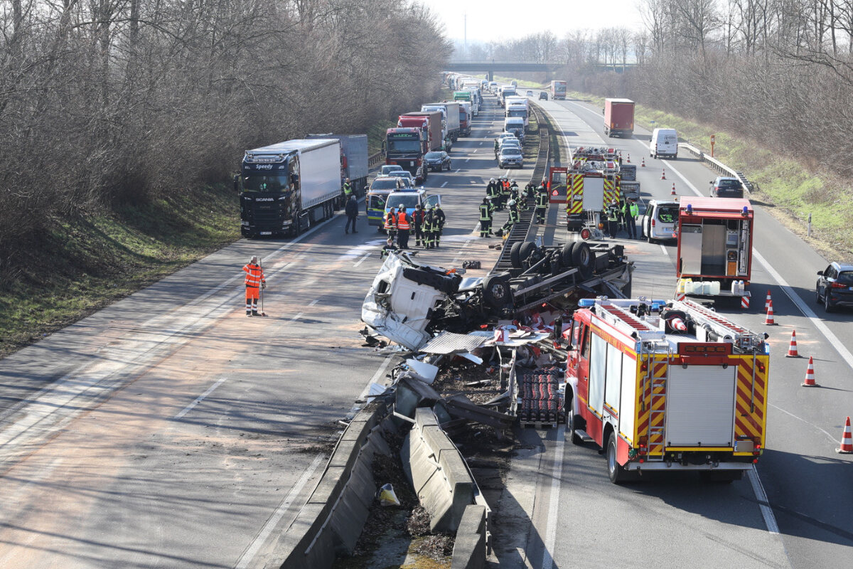 Unfall A44: Riesiges Trümmerfeld - Lkw kollidiert mit Leitplanke auf A44