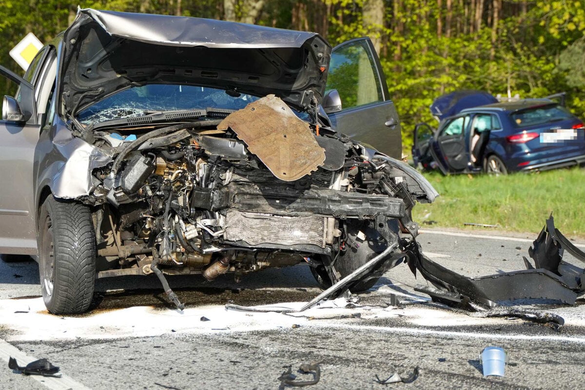 Heftiger Frontal-Crash bei Wittichenau: Drei Schwerverletzte bei Autounfall an Kreuzung