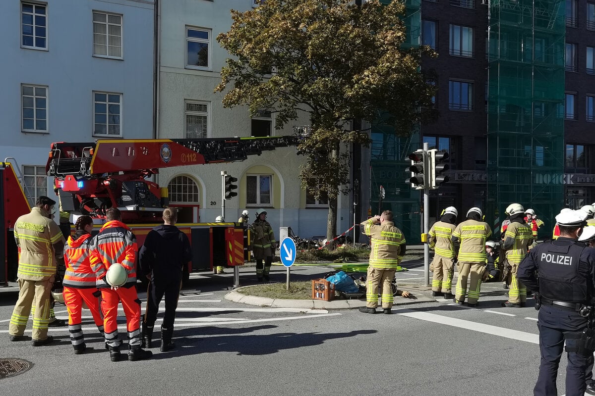 Brand in Lübeck hält Feuerwehr in Atem: Person in Mehrfamilienhaus vermutet