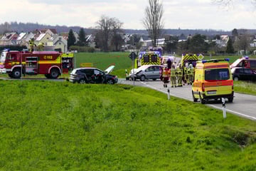 Großeinsatz bei Grimma: Zwei Verletzte bei Unfall auf Kreuzung