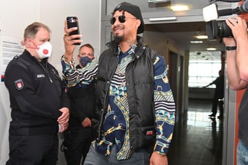 Kippe im Mund, Mittelfinger in der Luft: 187-Rapper Maxwell verurteilt