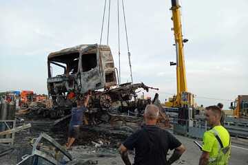 Explosionen auf der A38: Hier wird der ausgebrannte Lkw abtransportiert