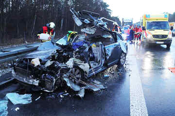 Audi-Fahrer kracht in Lkw und wird eingeklemmt: Autobahn in Richtung Dresden voll gesperrt!