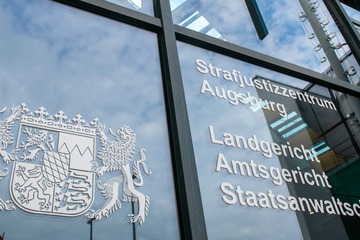 Prozess in Augsburg: Nur Bewährungsstrafen nach Vergewaltigung einer 15 ...