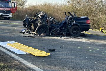 Frontal-Unfall in Eschweiler mit Lkw: Audi völlig zerfetzt, Fahrer-Leiche klemmt im Wrack fest!