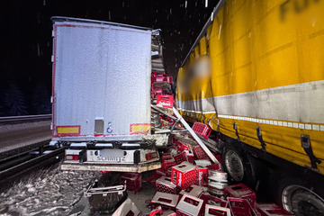 Unfall A72: Winter-Chaos und verstreute Ladung - Zwei Lkw krachen auf ...