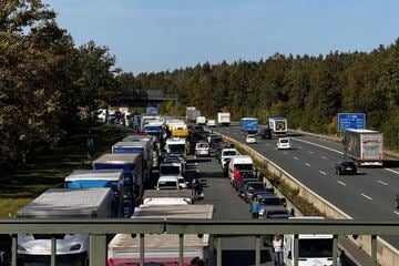 Lkw-Unfall sorgt für Chaos auf A3 bei Nürnberg - Stundenlange Komplettsperrung
