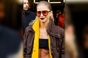 Caro Dauer heizt ihren Fans in diesem halbtransparenten Outfit ein