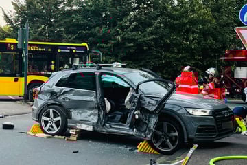Crash nach Oktoberfest in Essen: Bus und Auto kollidieren - 14 Verletzte in Kliniken gebracht!