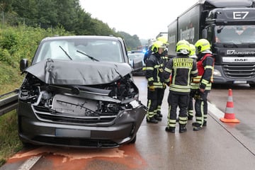 Unfall A4: Lkw und Mercedes krachen zusammen - Vollsperrung nach schwerem Unfall auf A4