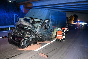 Geisterfahrer kracht auf A14 in Transporter: Mann (52) bei Unfall schwer verletzt