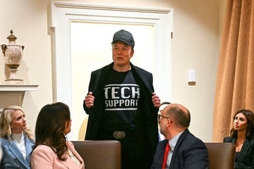 Elon Musk's DOGE creates tech headache for federal employees with "What ...