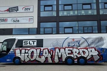 Bus des FC Hansa Rostock am Zwickauer Stadion beschmiert: Racheakt von ...