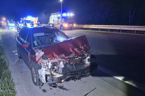 Unfall A2: Rechts überholt - Volvo kracht frontal gegen Leitplanken