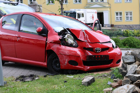 Unfall in Grünhain-Beierfeld: Toyota kracht gegen Mauer, Fahrer verletzt