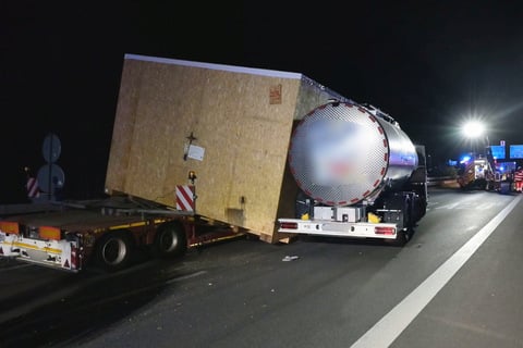 Unfall mit Schwertransporter: A28 bei Oldenburg noch stundenlang gesperrt