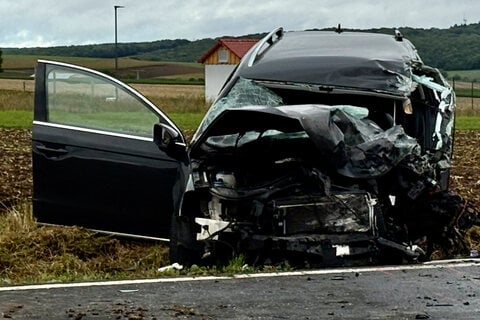 Werneck: Passat kracht frontal in Lkw - 22-Jähriger schwer verletzt im Auto eingeklemmt