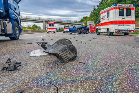 Unfall A6: BMW kracht gegen Lkw auf A6 bei Sinsheim - Ein Schwerverletzter