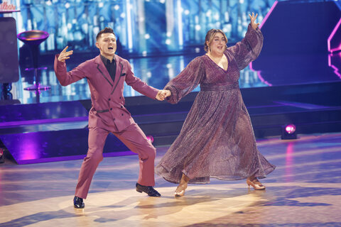 Selfiesandra erobert die Bühne, leidet aber unter immensem Druck bei ...