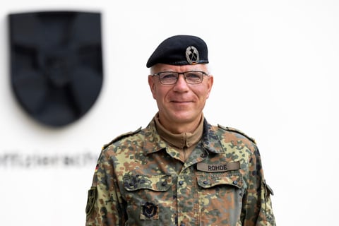 Wenn Offiziere Sandsäcke ziehen: In Dresden werden künftige Armee-Chefs ...