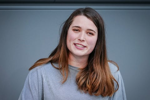 Emilia Fester: Jüngste Abgeordnete hüpft und springt durch den ...