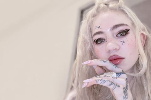 Grimes sorgt mit Foto für wilde Spekulationen: Hat sie jetzt Elfenohren?