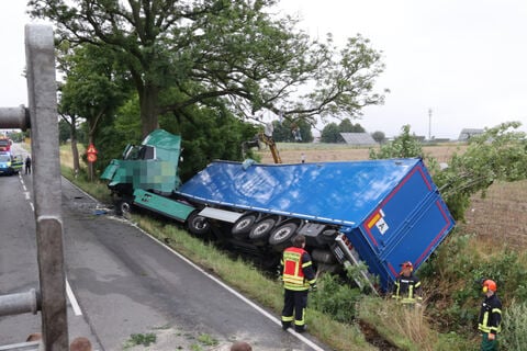 Unfall in Penig: Lastwagen kracht gegen Baum, Führerhaus komplett zerstört