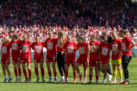 Frauen von Union Berlin feiern den Aufstieg in die Bundesliga