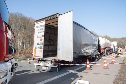 Unfall A3: Sattelzug kracht in Stauende - Zwei Lkw-Fahrer schwerverletzt, Autobahn dicht!